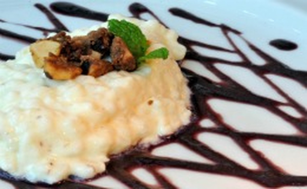 Creme de tapioca com crocante de castanha-do-pará e calda de açaí ...