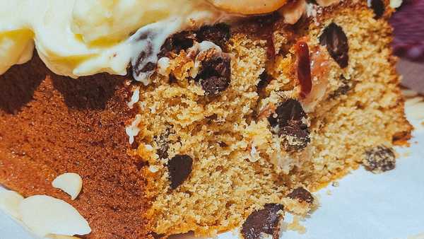 Bolo de mel com peras caramelizadas da Bruna Ester