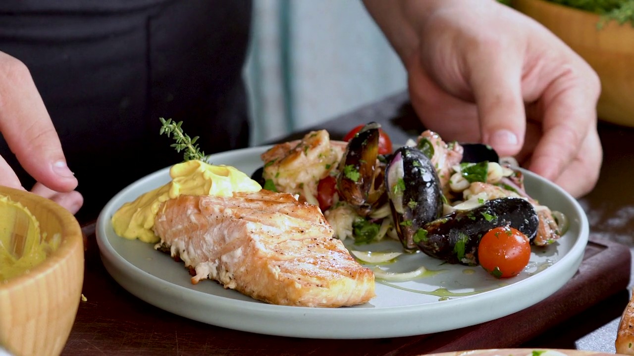 Salmão na Brasa e Mix de Frutos do Mar Mediterrâneo | Receitas