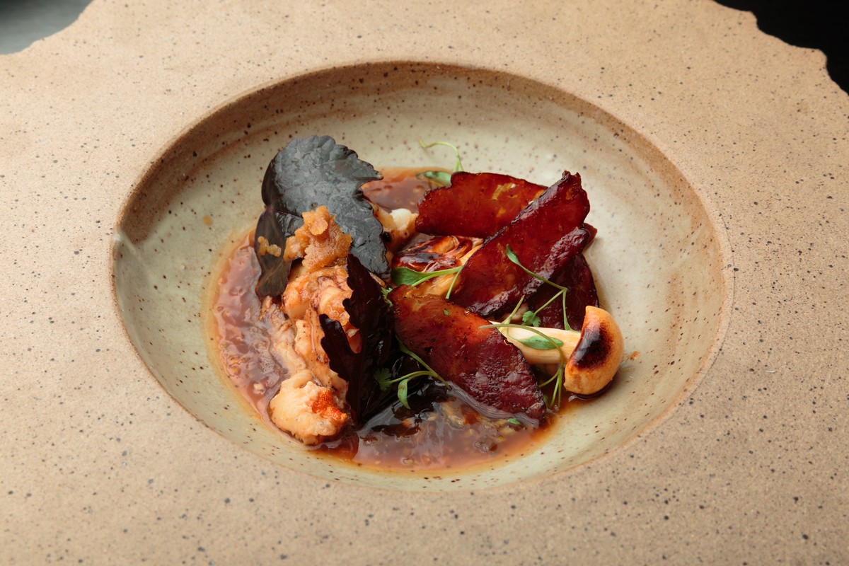 Cavaca com molho oriental, cogumelos glaceados, chouriço português e ...