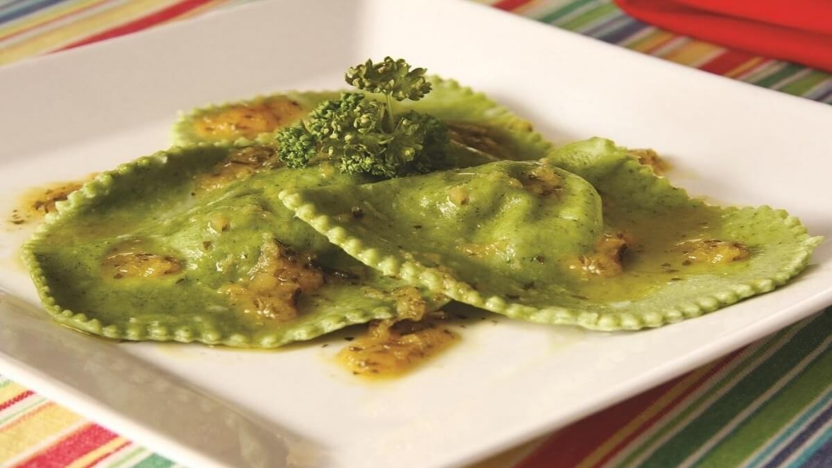 Raviolone caseiro ao molho de manteiga e ervas | Salgados | Receitas