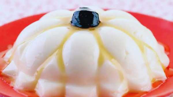 Manjar branco clássico com calda de ameixa | Receitas