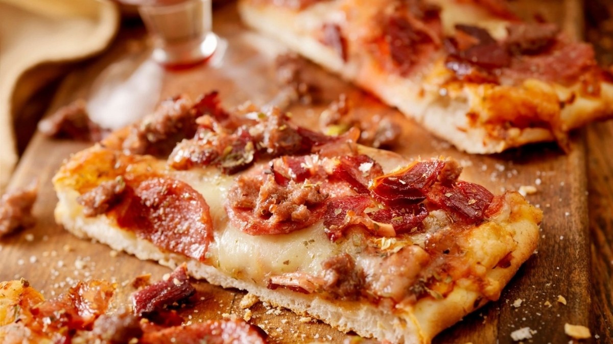 Pizza de calabresa e bacon | Salgados | Receitas