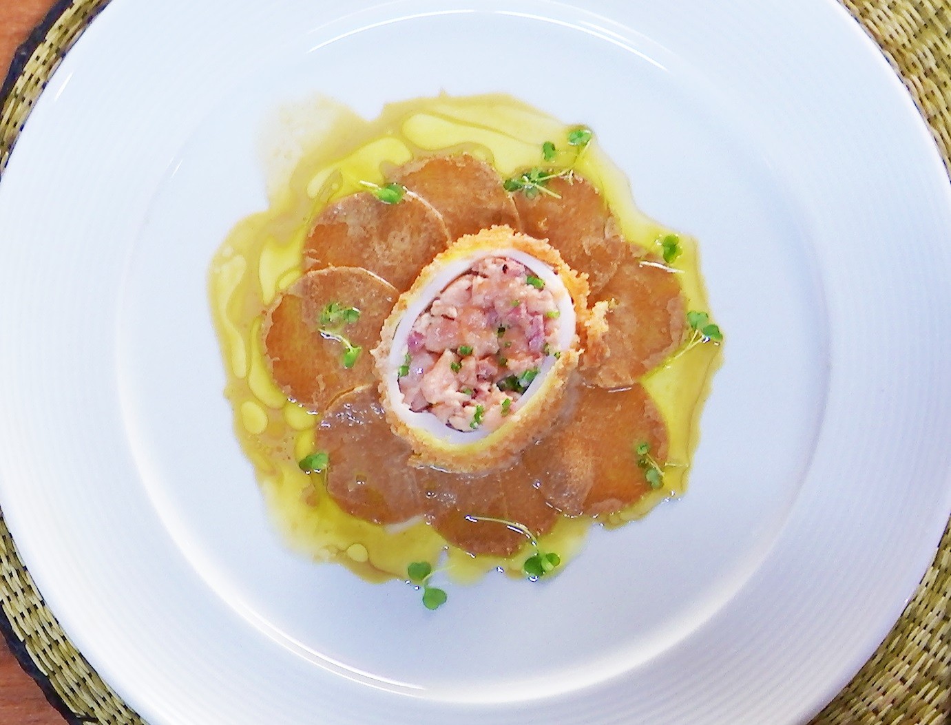 Lula frita recheada com tartare de salmão e língua defumada | Receitas