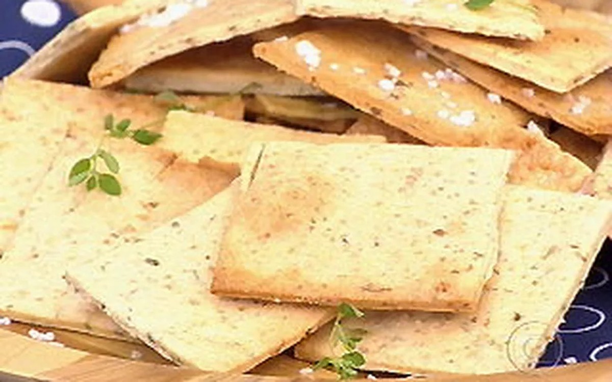 Biscoito cream cracker com parmesão