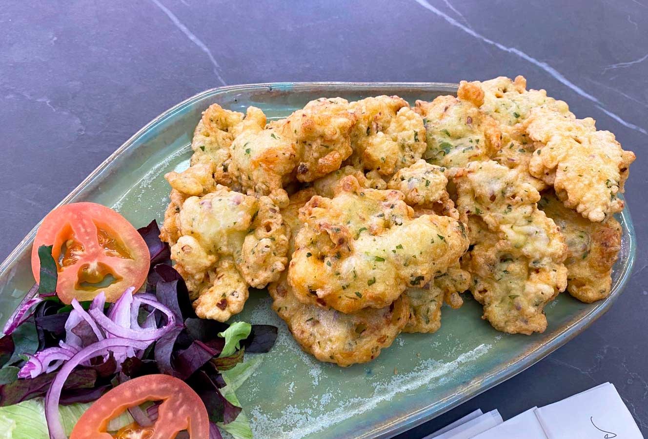 Pataniscas de bacalhau do chef português Julio Fernandes