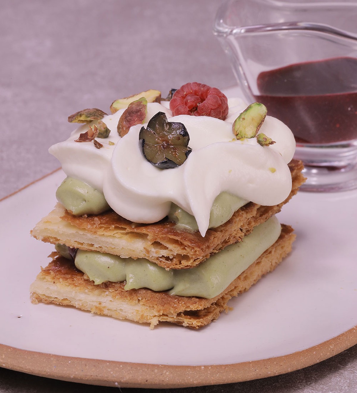 Mil-folhas de pistache e coulis de framboesa | Que seja doce | Receitas