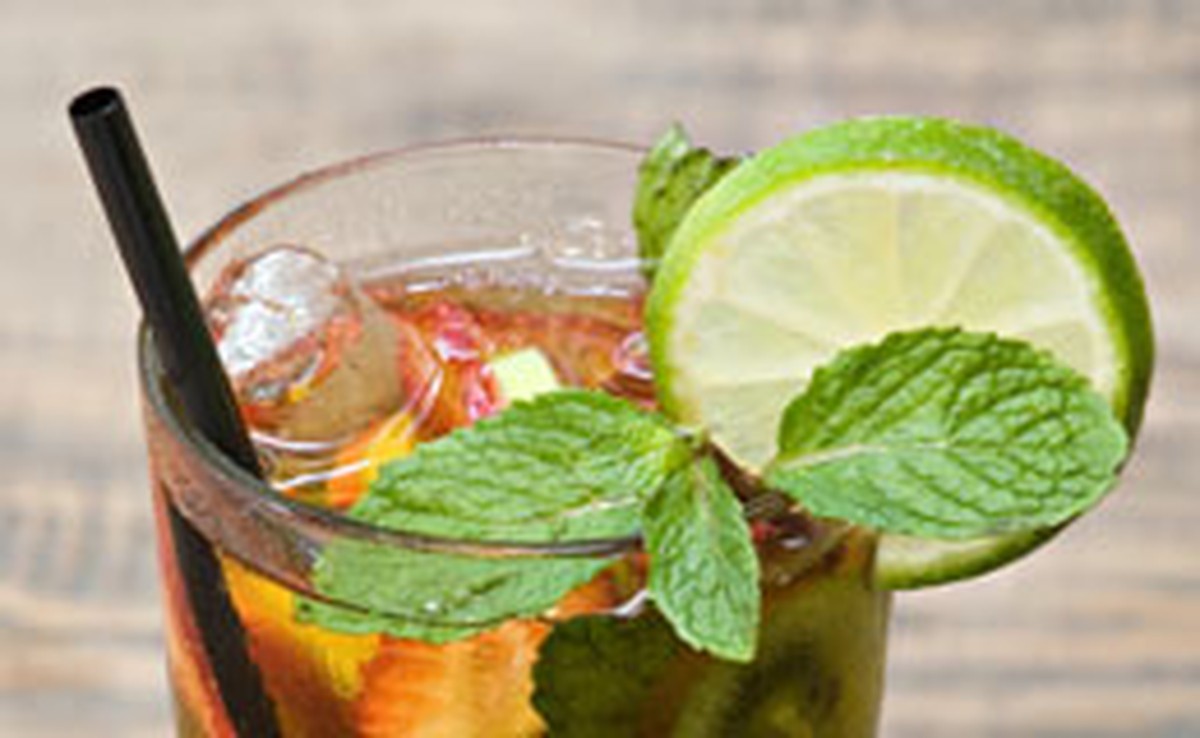 Veja como preparar com e sem bebida alcoólica o drinque 'Capri ...