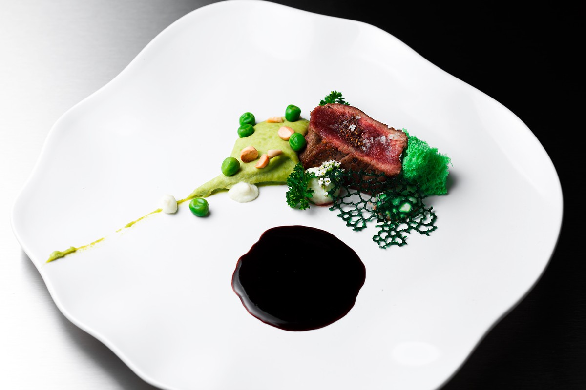 Leque de Avestruz com Purê de Ervilhas, Couve-Flor e Bolo de Maçã Verde ...