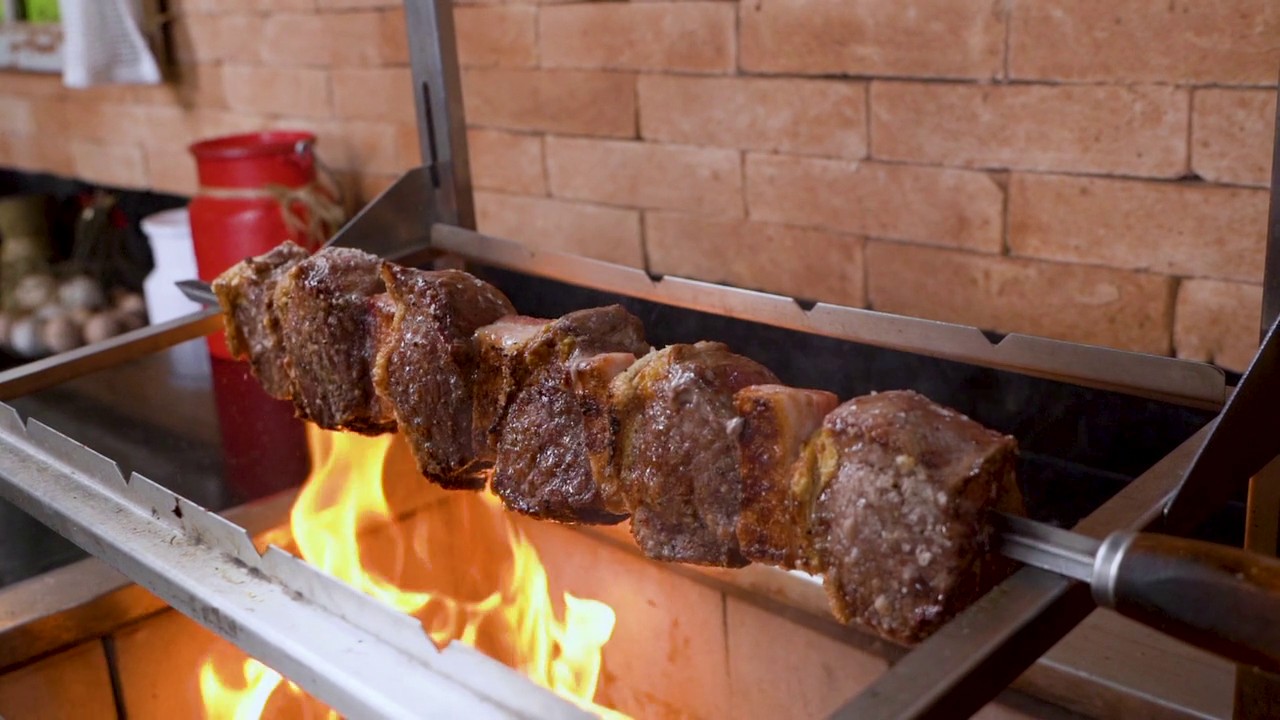 Contra-filé com bacon na brasa | Receitas