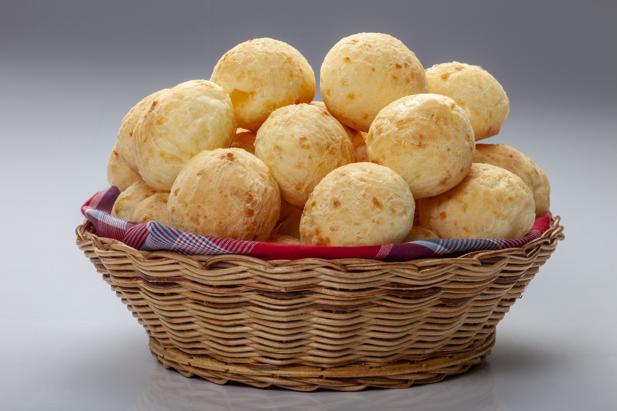 Pão de queijo engorda ou é saudável? Veja calorias e mais | Receitas