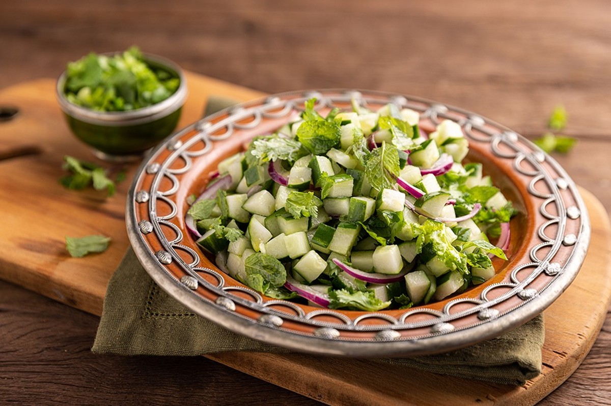 Salada de pepino com hortelã e coentro | Cozinha Prática | Receitas
