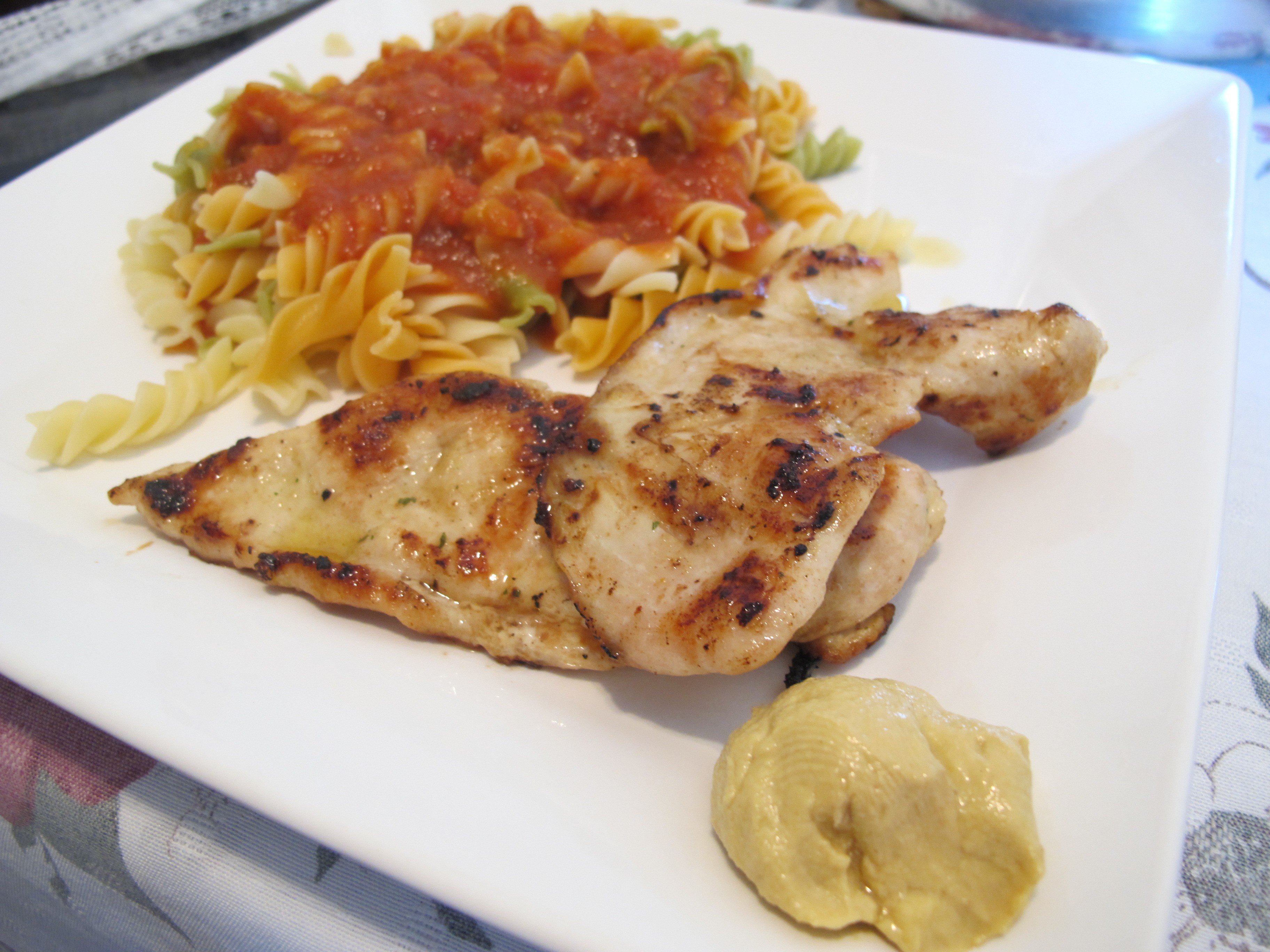 Receita de Massa Penne ao molho Sugo com frango grelhado | Receitas