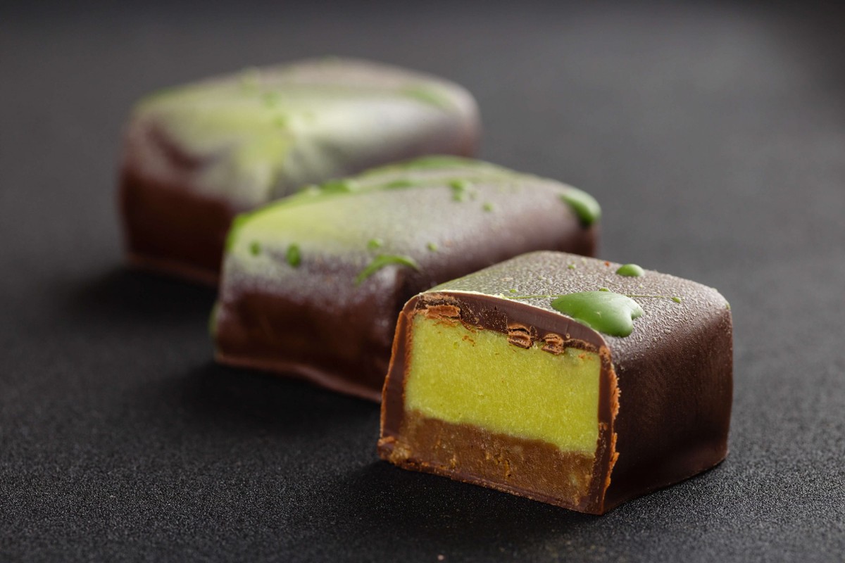 Bala de brigadeiro com recheio de limão-siciliano | Doces | Receitas