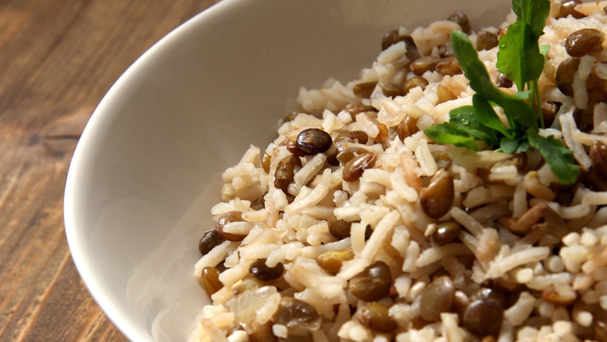 Mjadra: arroz com lentilha e cebola | Tempero de Família | Receitas