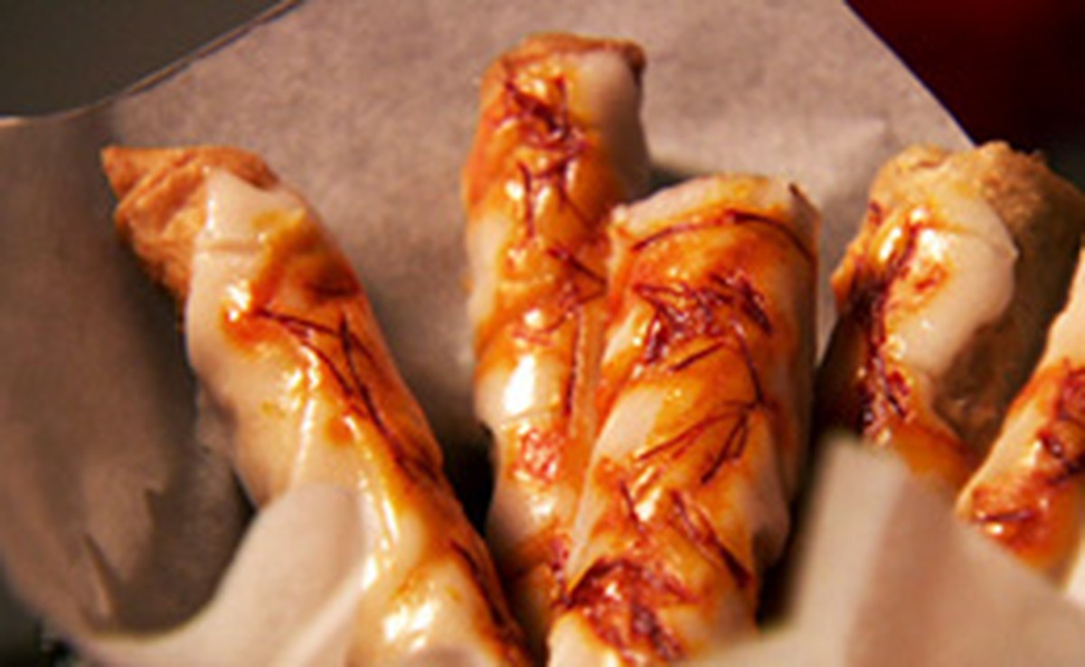 Charuto doce recheado com amêndoas e canela coberto com glacê | Doces e ...