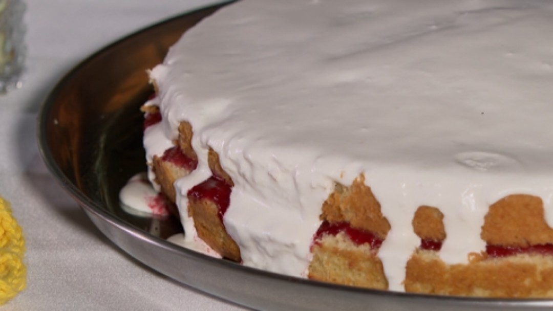 Bolo de Morango com Calda de Merengue: Receita Deliciosa e Fácil | Receitas