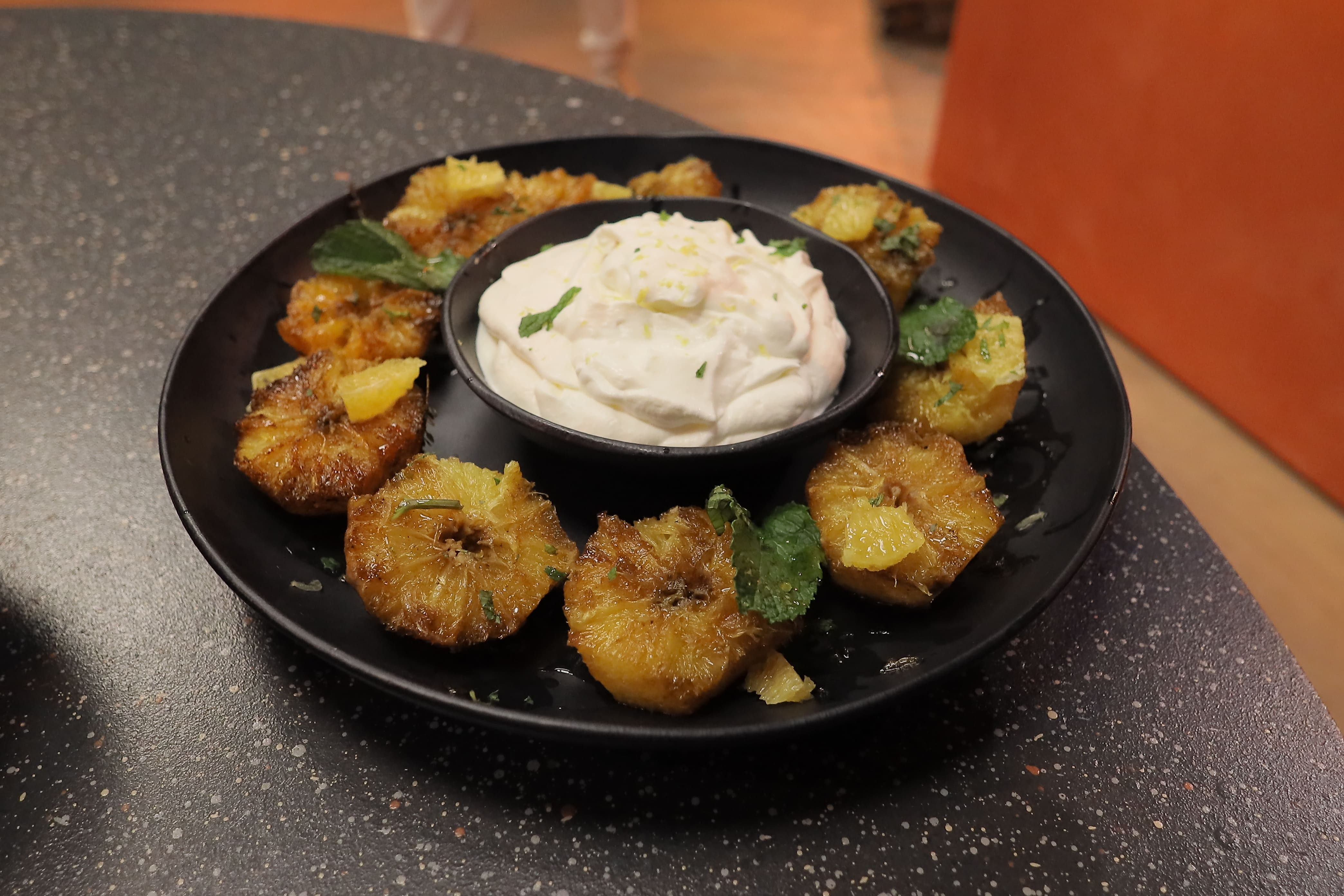 Laranja assada na brasa com creme de iogurte de búfala | Receitas