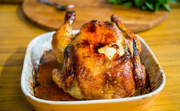 Frango assado recheado com maçã e cebola | Receitas