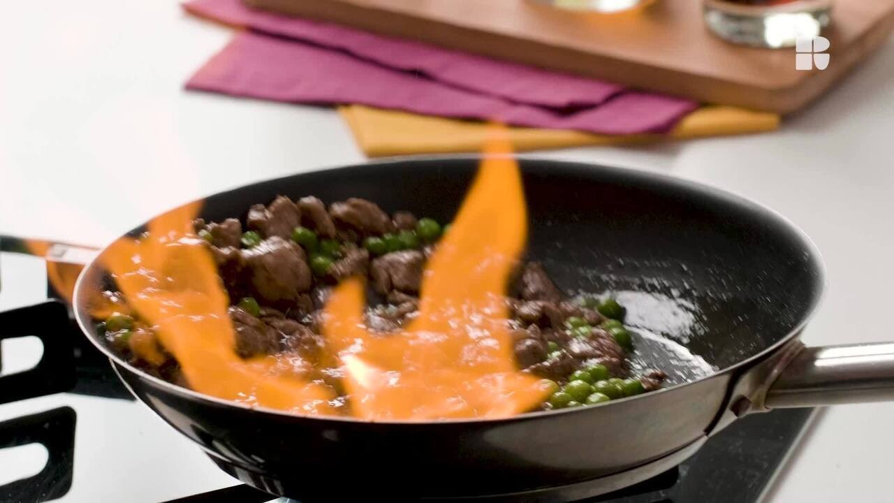 Flambar: confira o que é e como utilizar a técnica | Receitas