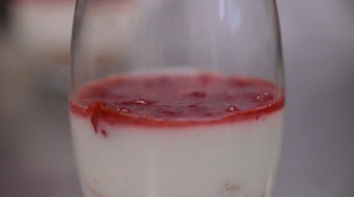 Mousse de kefir com geleia de morango | Plug | Receitas