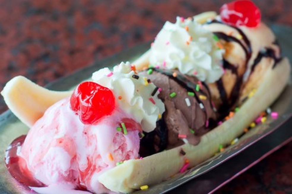 Sundae De Sorvete Rainha Dos Laticinios Sundae Morango Pardal