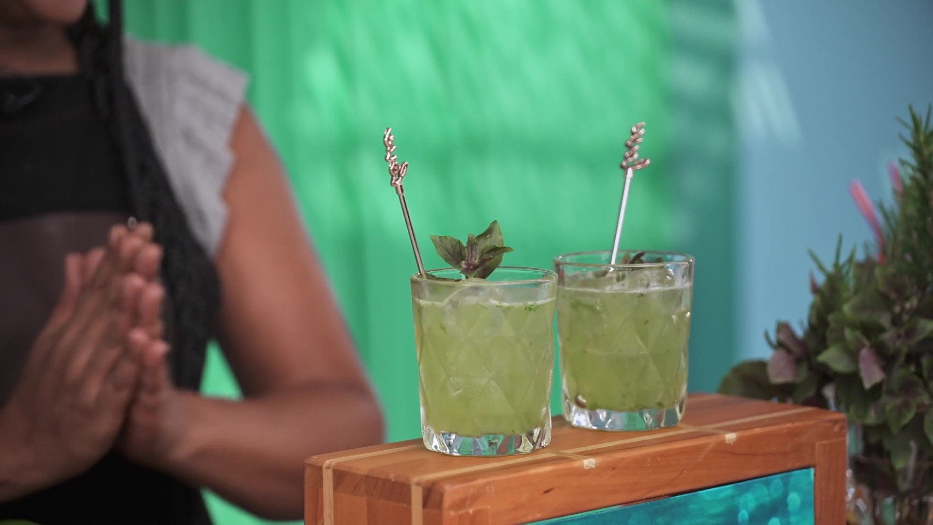 Basyl smash: drink com gin, manjericão e limão