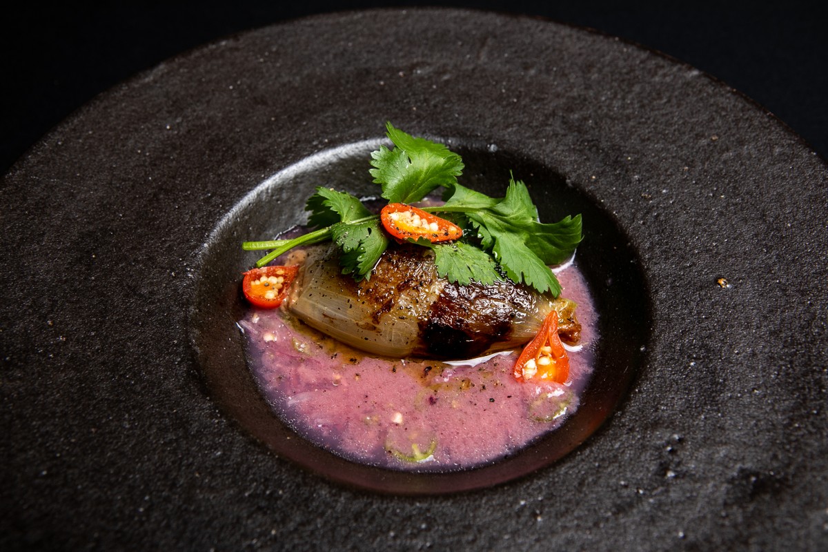 Cebola recheada com patê de fígado e vinagrete de jabuticaba do chef ...