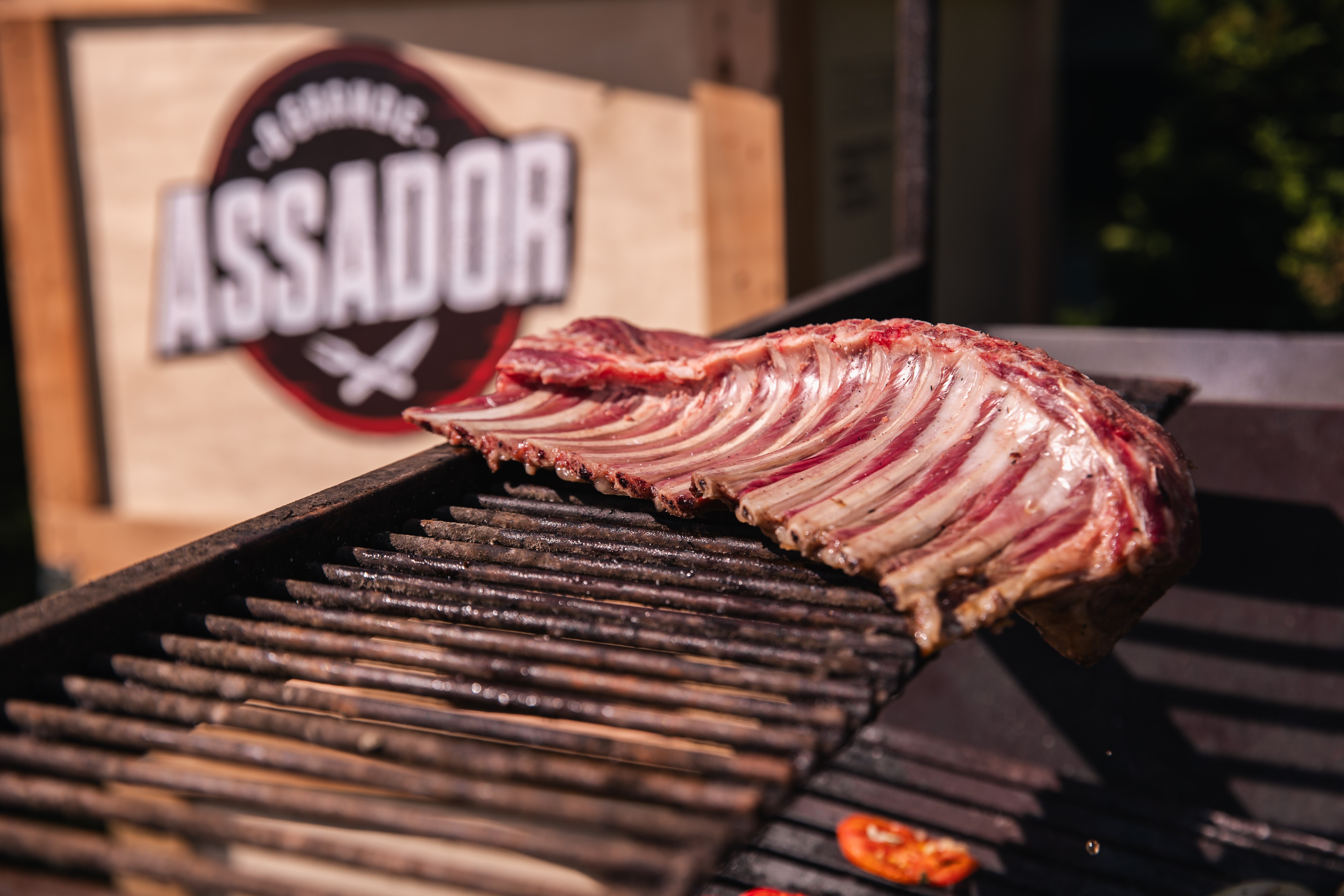 Como fazer um carré de cordeiro perfeito na churrasqueira | Receitas