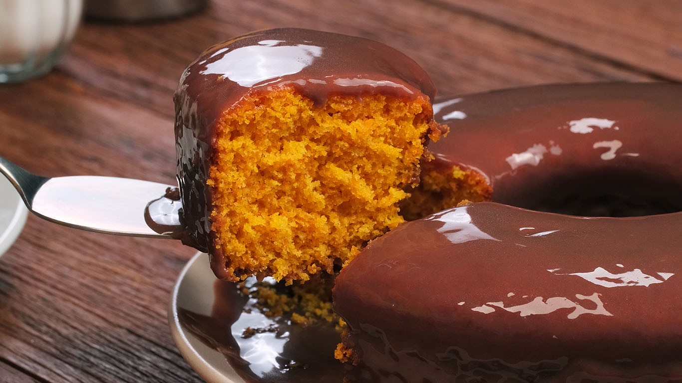 Bolo de cenoura fofinho: dicas para evitar a massa solada | Receitas