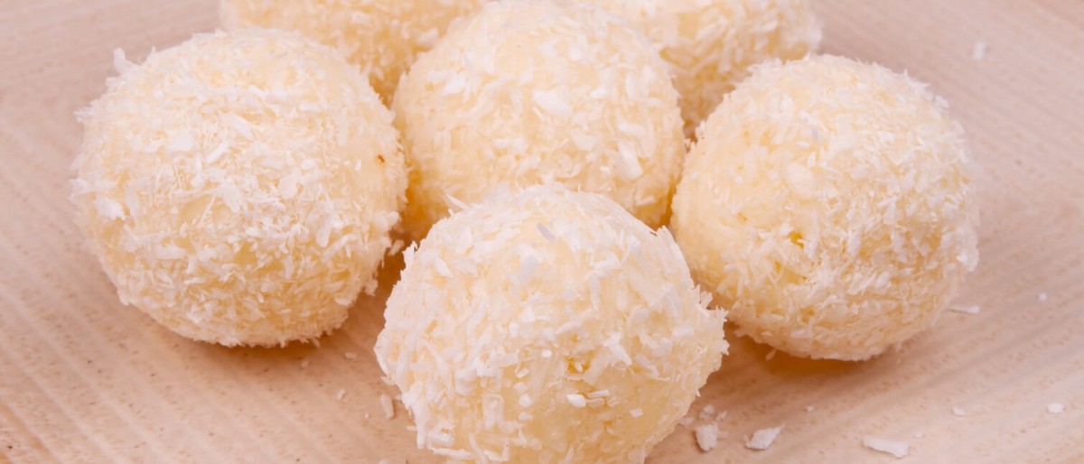 Bala de coco recheada de brigadeiro com paçoca | Doces | Receitas