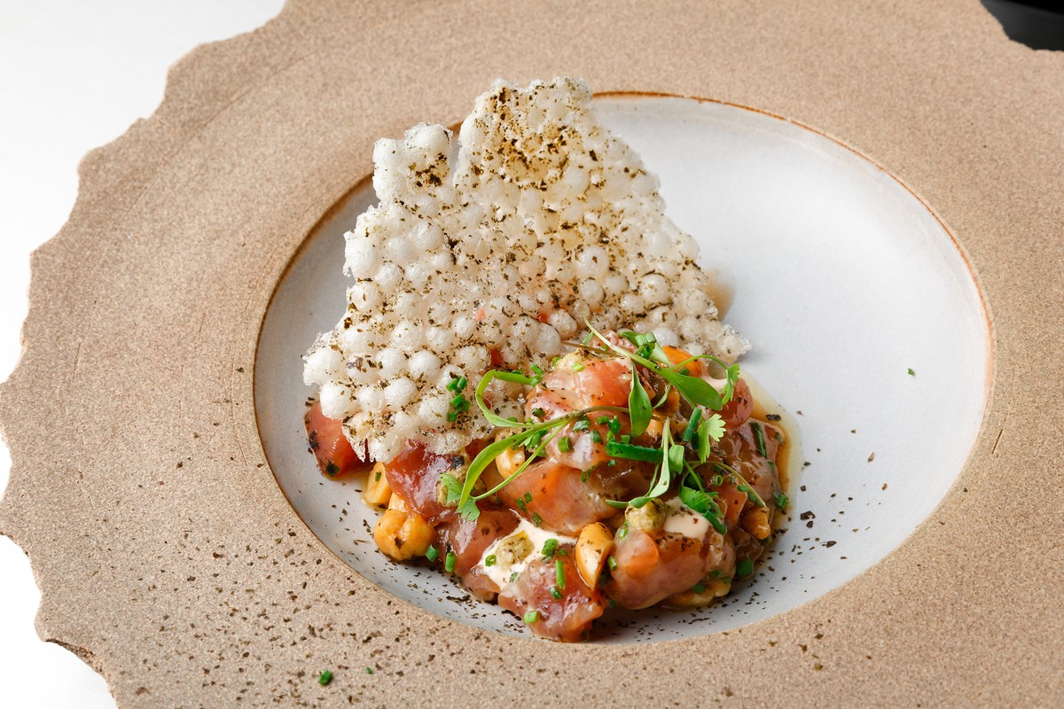 Tartare de atum e tapioca suflada com pó de alga da chef Mel Freitas ...
