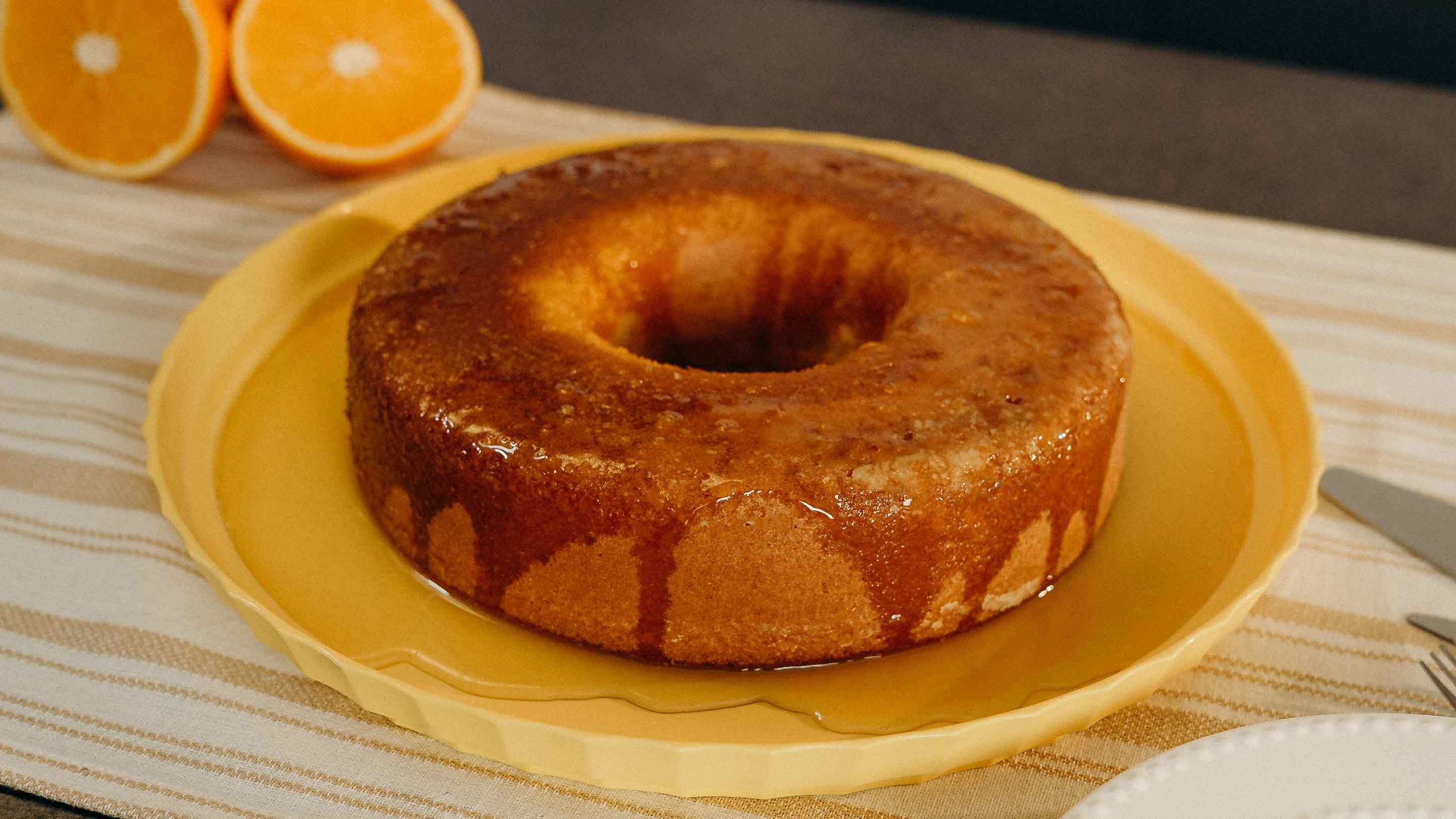 Bolo de laranja fofinho: receita simples com calda de laranja | Receitas