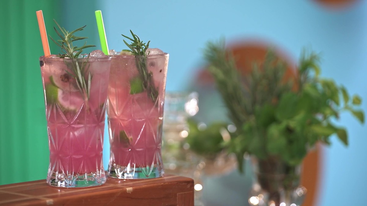 Juniper berry lemonade: drink com cachaça, framboesa e zimbro | Na ...