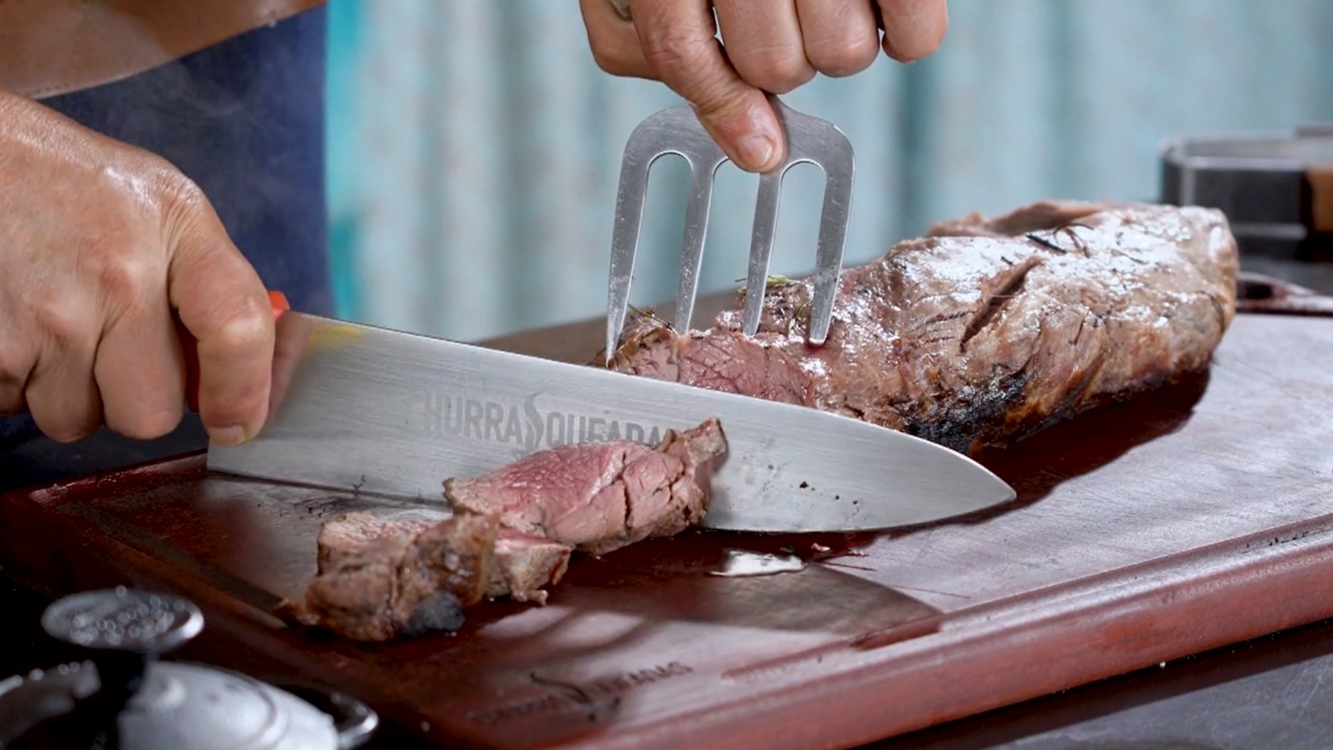 Lomo al trapo acompanhado de macarrão com tomates-cereja | Receitas