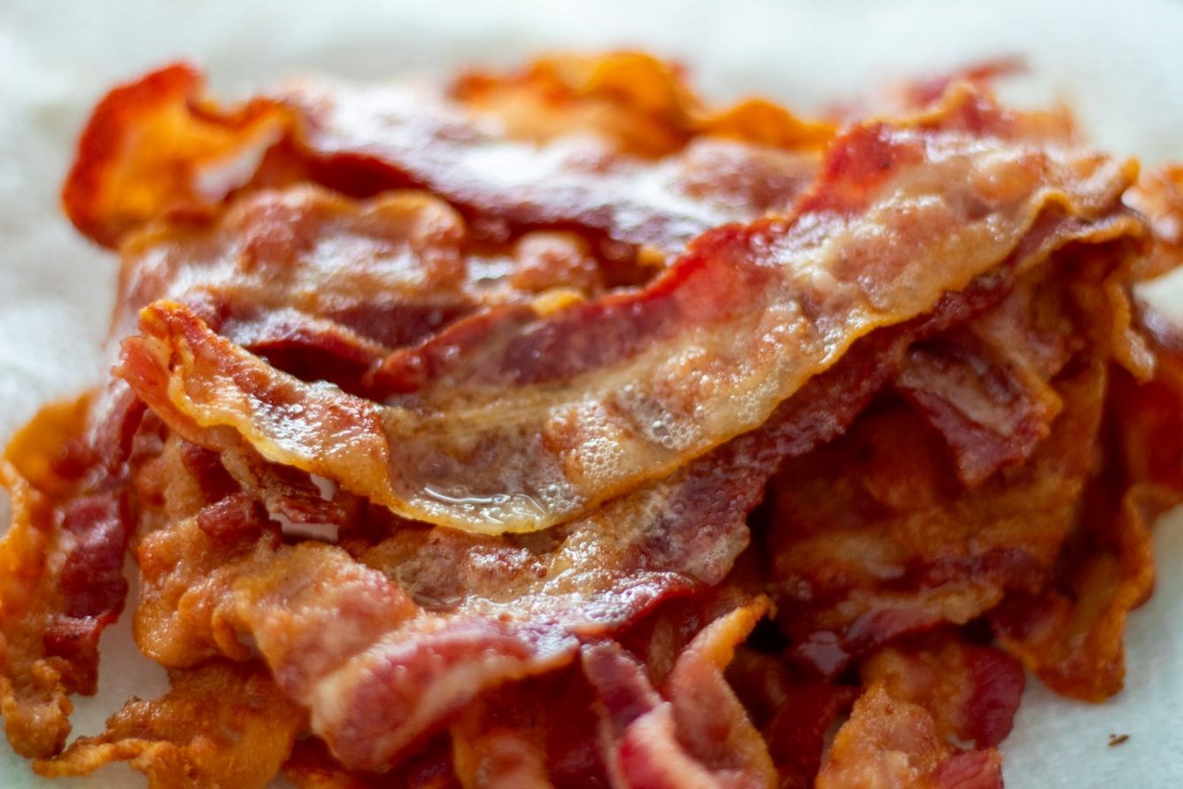 Aprenda a deixar o bacon crocante no micro-ondas e nunca mais faça na ...
