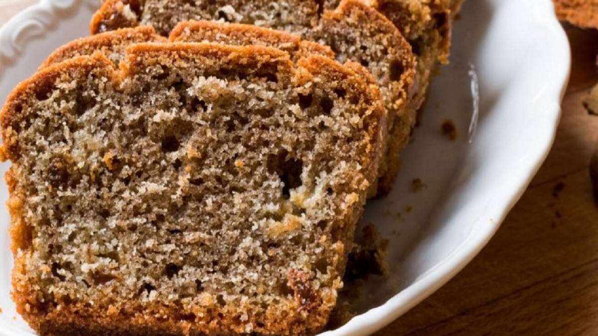 Bolo fit de banana com aveia e uva-passa | Receitas