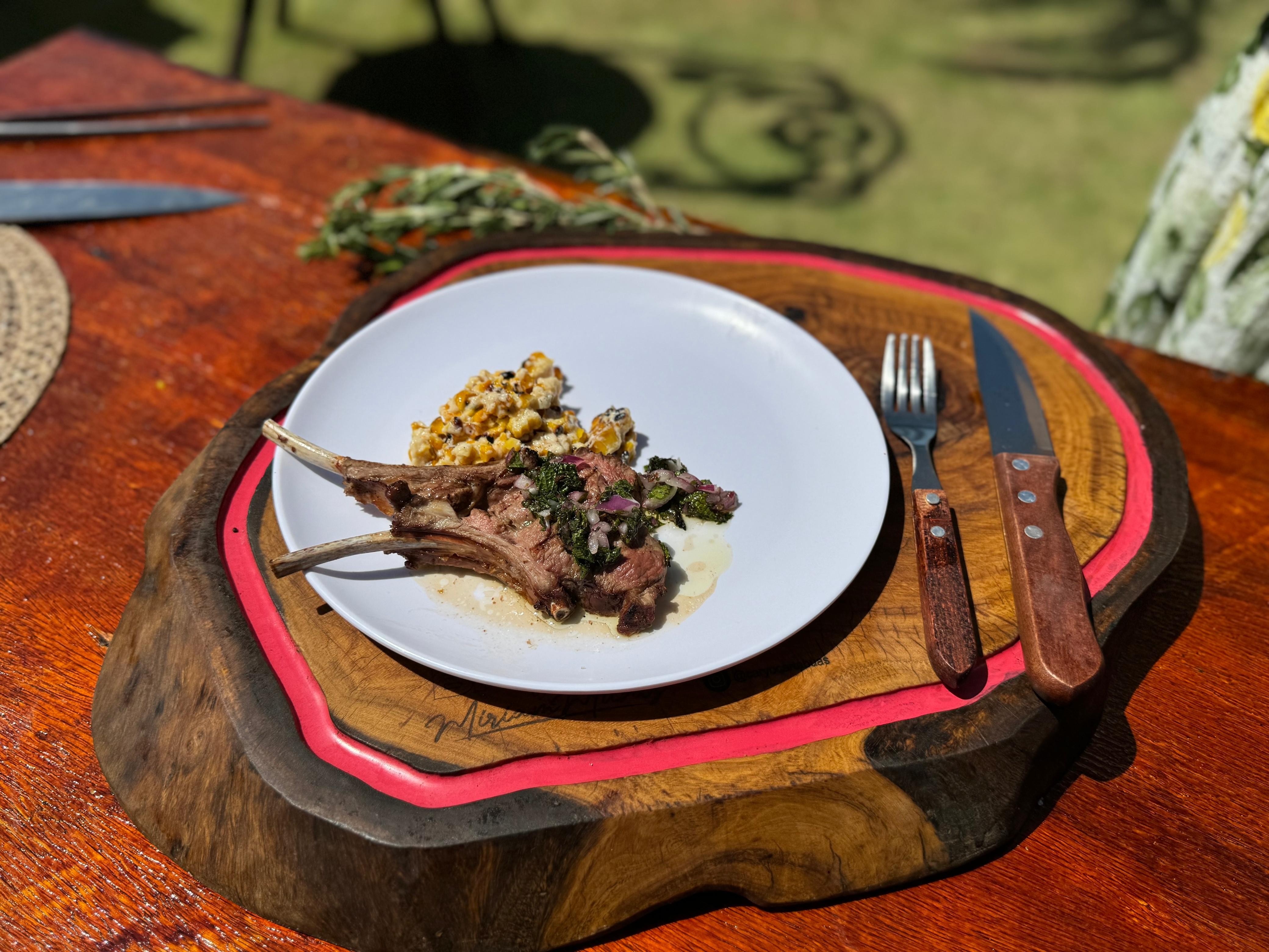 Saiba como fazer Carré de Cordeiro na Brasa com Molho de Hortelã e Purê ...
