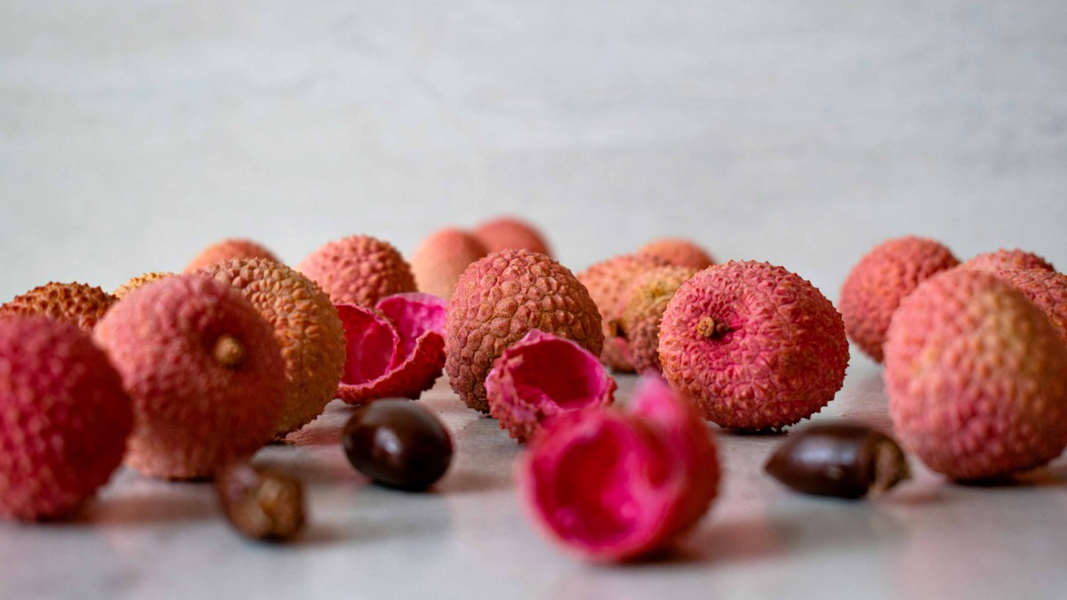 Lichia: descubra benefícios, como consumir e armazenar a fruta ...