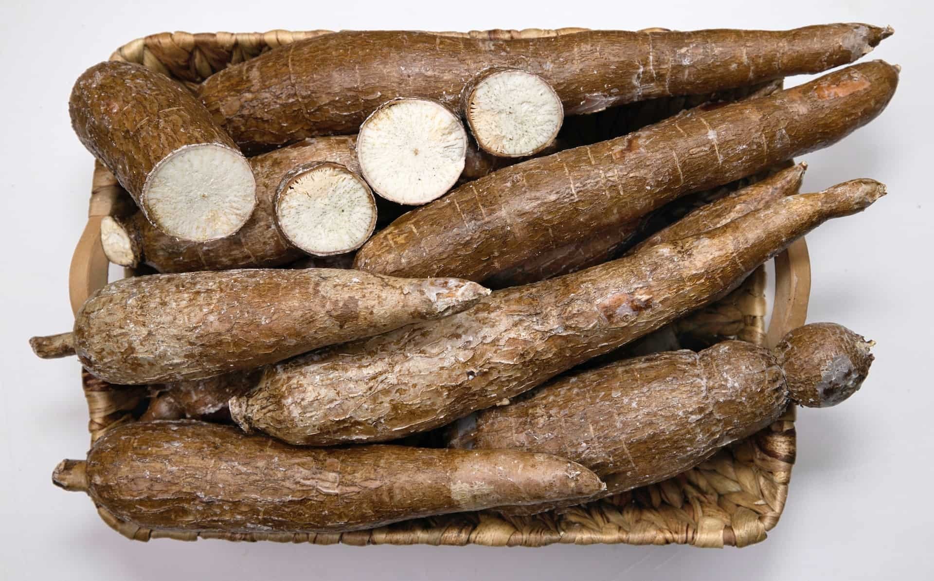Como descascar mandioca com jeito simples e rápido | Receitas