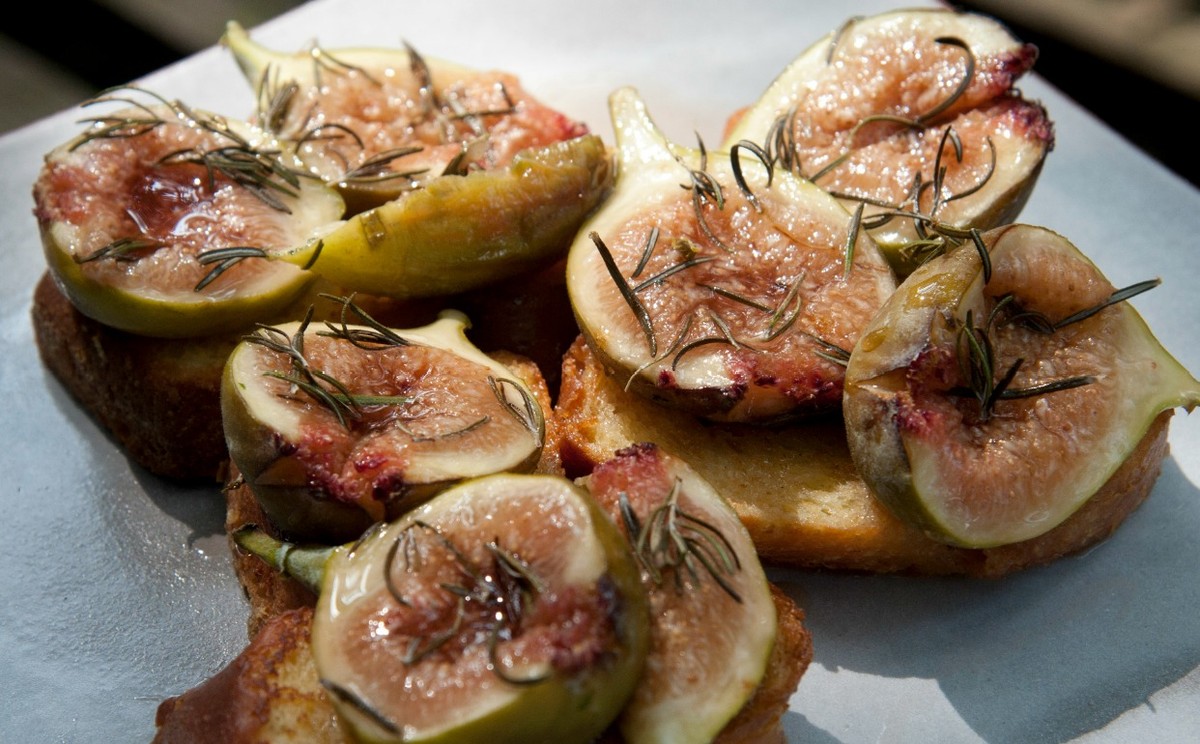 French toast com figo assado e alecrim | Receitas da Carolina | Receitas