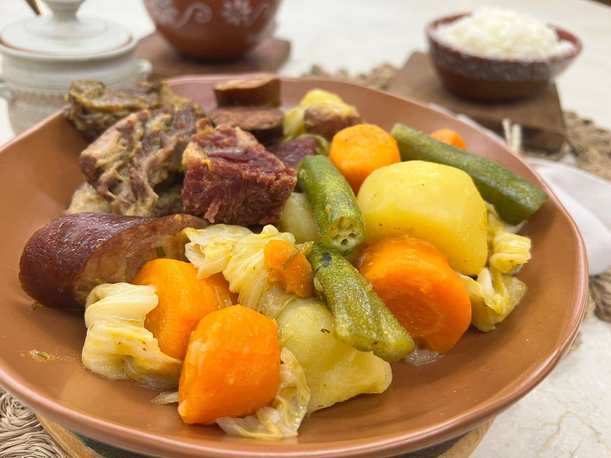 Sobe e desce: cozido baiano com pirão | É de Casa | Receitas