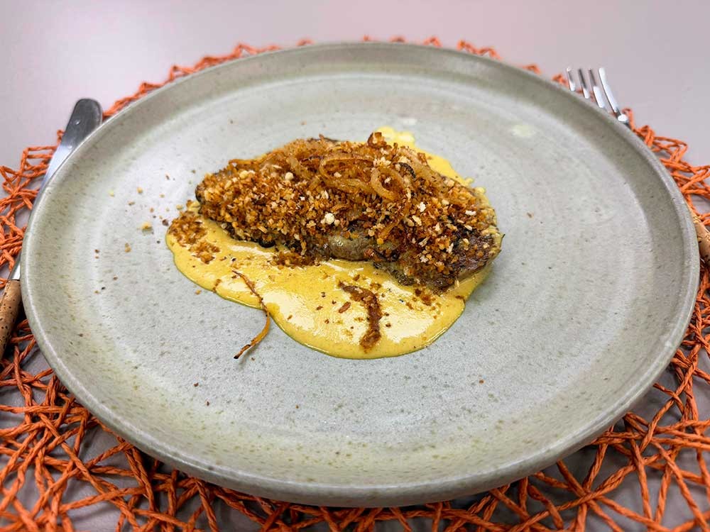 Bife de alcatra com molho de mostarda e farofa de cebola com mel | Receitas