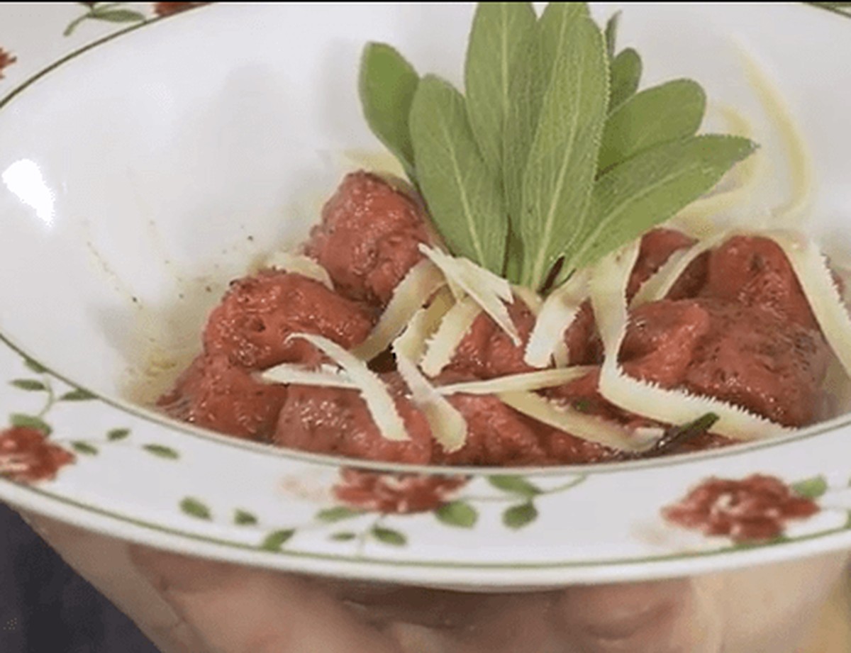 Nhoque de beterraba (vídeo com o chef Arthur Sauer) | Salgados | Receitas