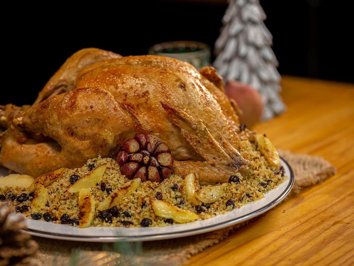 Peru marinado com maçã, farofa de passas e pêssegos grelhados ...