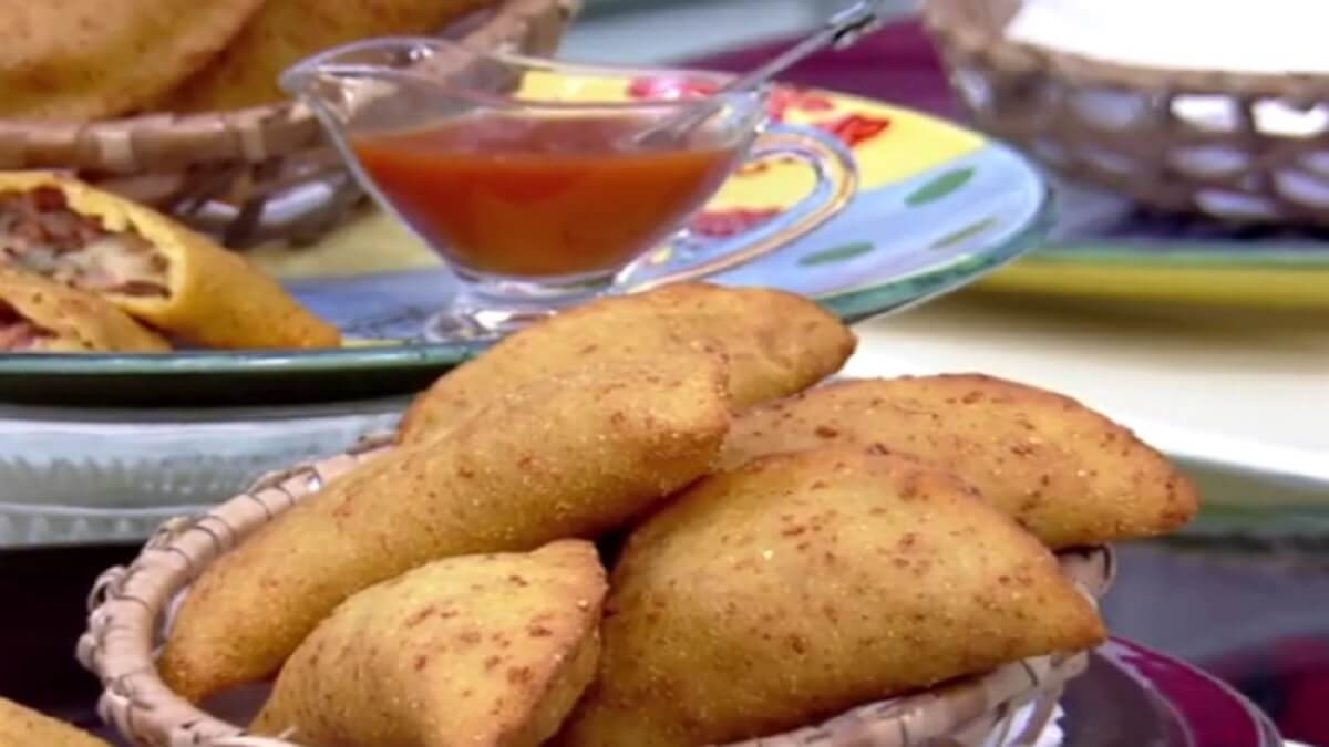 Pastel de massa de fubá e parmesão | Salgados | Receitas