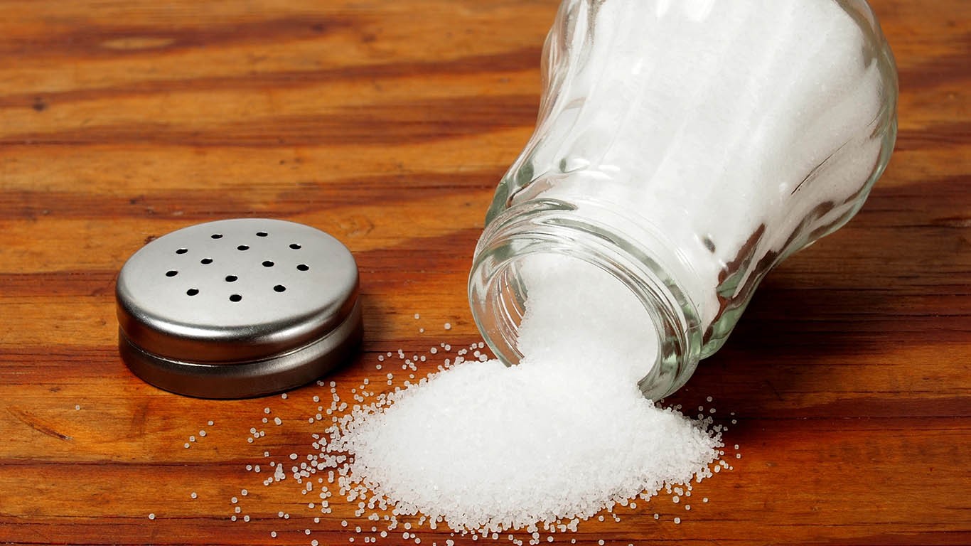 Os benefícios que não te contam sobre reduzir o consumo do sal | Receitas