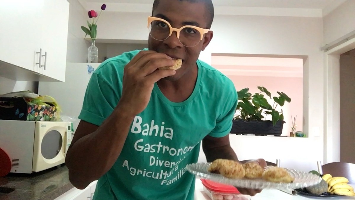 Aprenda a fazer um bolinho de tapioca com queijo coalho e recheio de ...
