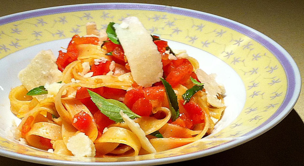 Talharim com tomate e manjericão | Macarrão | Receitas