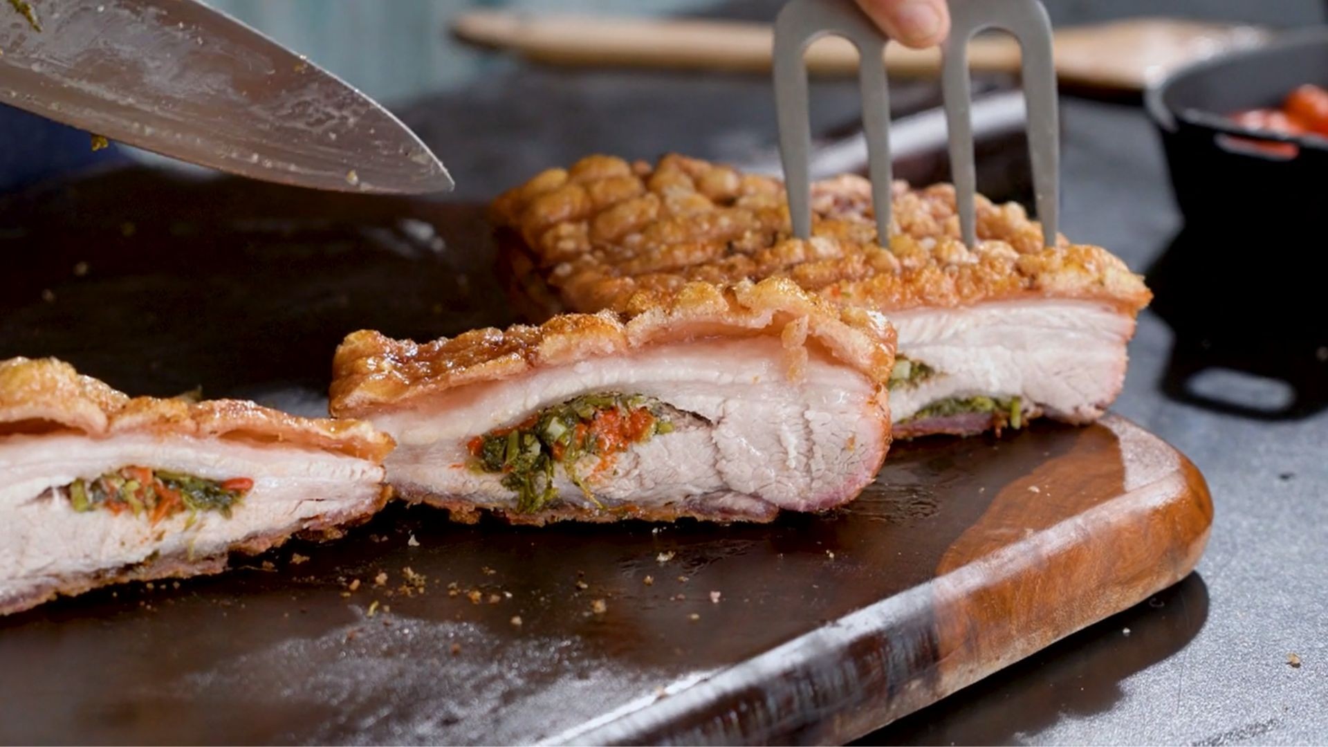 Panceta Recheada Ervas e Macarrão de Batatas Cremoso - Receitas Práticas